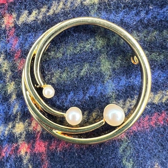 Monet | Jewelry | Vintage Monet Gold Brooch With 3 Pearls In A Circular ...